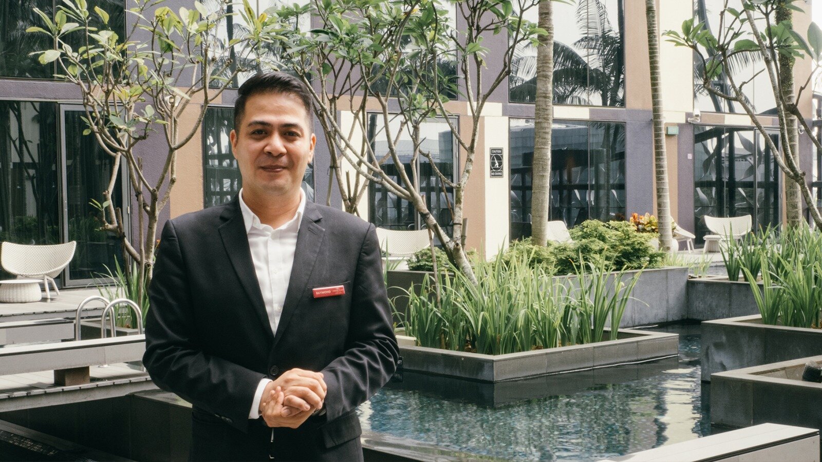 He comes to the aid of schizophrenic guest who was lost and in distress ...